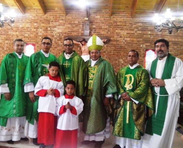 Con una eucaristía instalan al padre Edward Gilbert como cura de la ...